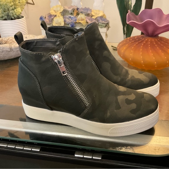 Steve Madden | Shoes | Steven Madden Wedgie Camo Platform Sneakers Sz 9 ...